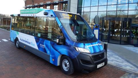 Oxfordshire self-driving single-decker bus begins operating - BBC News