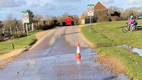 New Forest potholes plea after cyclists injured - BBC News