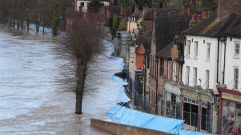 England floods: Ten days 'of difficult conditions' expected - BBC News