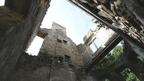Crumbling Cavers Castle near Hawick could be restored - BBC News