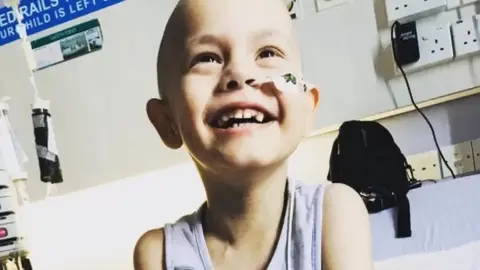 Oscar Saxelby-Lee: Cancer survivor boy becomes big brother