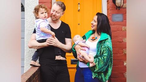 One in five chance of natural pregnancy after IVF baby - BBC News