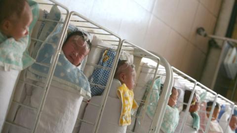 Chinese baby born four years after parents' death - BBC News