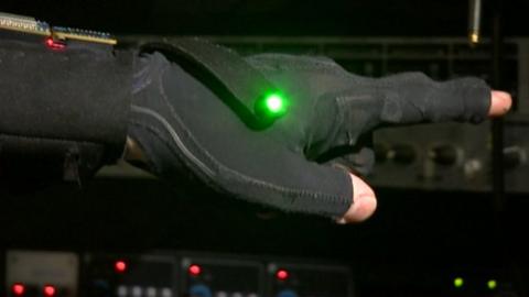 The importance of a one-handed saxophone - BBC News