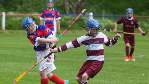 Shinty helmet rules to apply to more young players - BBC News