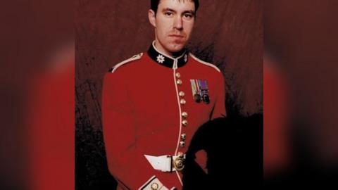 Coldstream Guardsman hid water from Queen under bearskin - BBC News