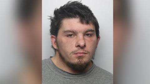 Doncaster man Steven Ling kicked thief to death in pub car park - BBC News