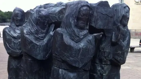 Durham-born sculptor honoured with blue plaque