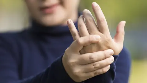 Scientists explain the sound of knuckle cracking