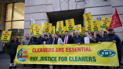 Railway cleaners launch first strike over pay - BBC News