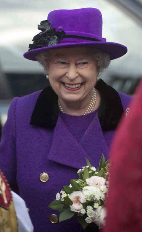 Queen in colour: 11 of Her Majesty's marvellous outfits - BBC Newsround
