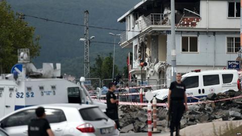 Turkey attacks: Deadly violence in Istanbul and Sirnak - BBC News