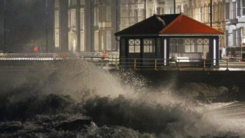 In pictures: Storm Eleanor hits the UK - BBC News