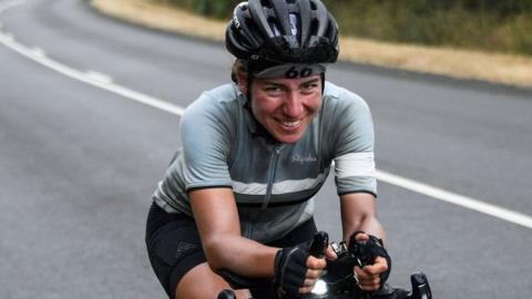 Sarah Thomas: Woman first to swim Channel four times non-stop - BBC News