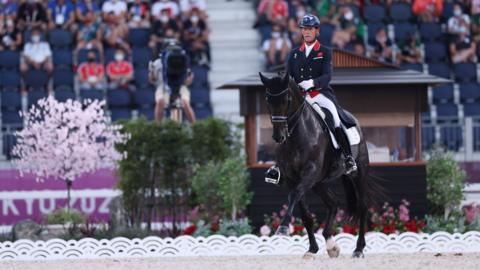 Dressage: How to make a horse dance - BBC News