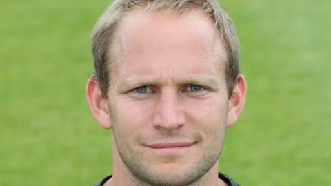 Jerry Sexton: London Irish sign back row on permanent contract - BBC Sport