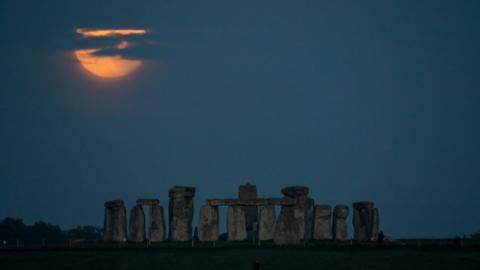 In pictures: Super 'blood' Moon seen around the world - BBC News