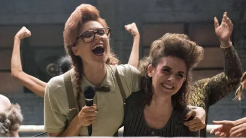 Glow stars and fans 'devastated' as Netflix scraps final season