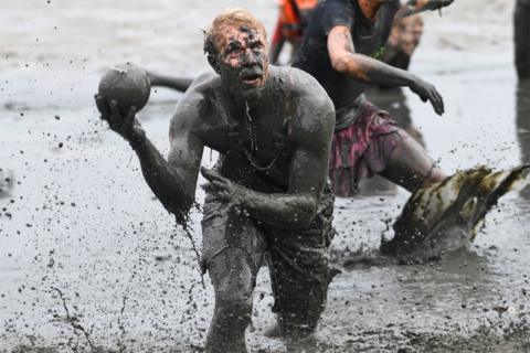 Germany Mud Olympics: Competitors get caked at annual event - BBC News