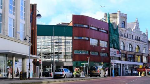 Belfast: The hidden castles under the city's shops - BBC News