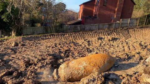 Exeter WW2 bomb: Doors and windows 'blown through' - BBC News