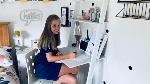 Riseley artist, 11, 'overwhelmed' with house drawing requests - BBC News