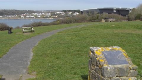 Cleddau Bridge disaster: 50th anniversary of fatal collapse - BBC News