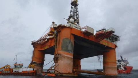 Oil leakage from damaged Transocean Winner rig - BBC News