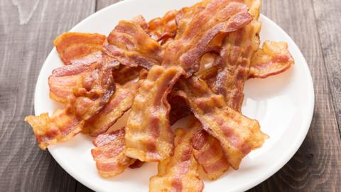 A rasher of bacon a day 'ups cancer risk' - BBC News