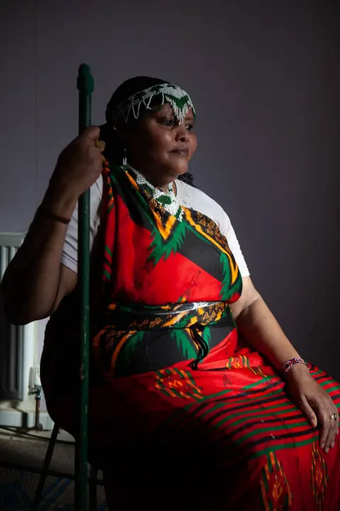 Refugee women's personal photos on show