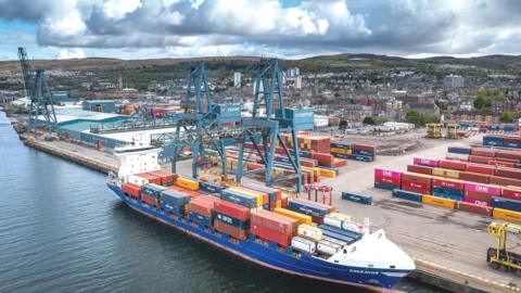 First direct China-Scotland shipping route begins - BBC News