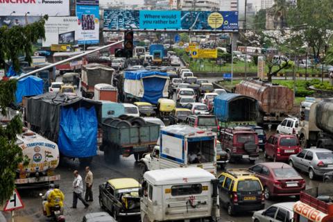 Can India really halve its road deaths? - BBC News