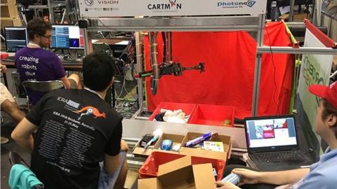 Amazon Robotics Challenge 2017 won by Australian budget bot - BBC News