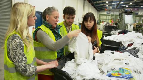Sustainable students: Recycling clothes for London Fashion Week - BBC News
