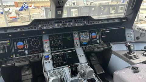 Airbus experiments with more control for the autopilot - BBC News