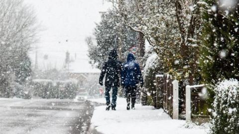 In pictures: Snowy scenes across the East - BBC News