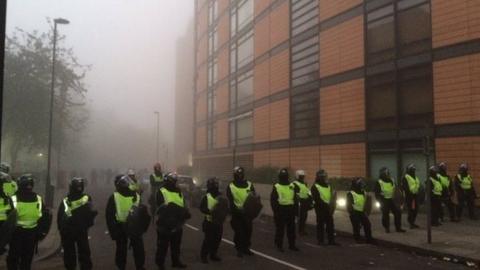 Rave crowd clashes with riot police in Lambeth - BBC News