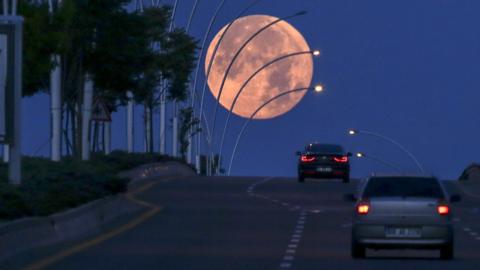 In pictures: Strawberry Moon rises - BBC News