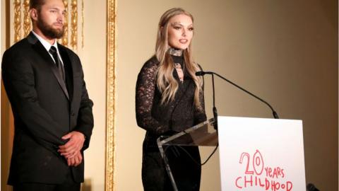 Daisy Coleman: Assault survivor in Netflix film takes own life - BBC News