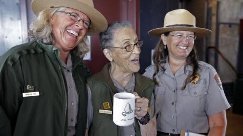 US's oldest park ranger, 94, back at work after attack - BBC News