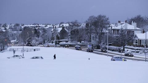 Disruption as heavy snowfalls hit Scotland - BBC News