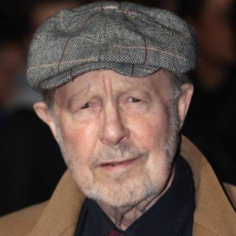Nicolas Roeg obituary: From tea-maker to director's chair - BBC News