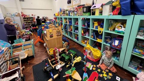 Earl Spencer wants more people to use Northampton toy library - BBC News
