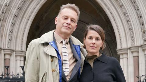 Chris Packham wins libel claim against website - BBC News