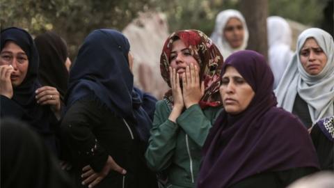 Israel strikes Gaza after heaviest mortar barrage in years - BBC News