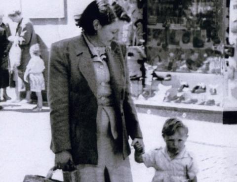 Lifelong search to discover fate of 17 Clark siblings - BBC News