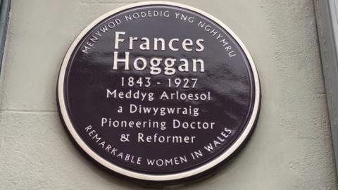 Cardiff: Patti Flynn first black woman awarded purple plaque - BBC News