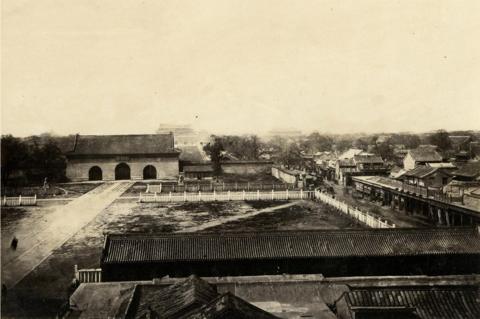 Rare early photographs of Peking - BBC News