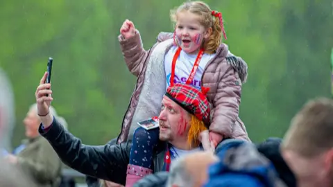 Thousands brave the rain for Glasgow Kiltwalk