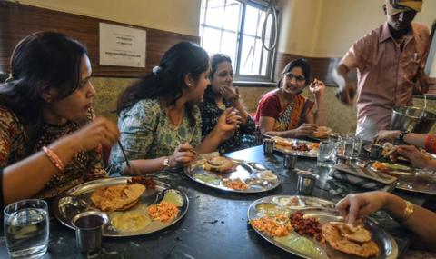 The restaurant that has a city eating out of its hands - BBC News